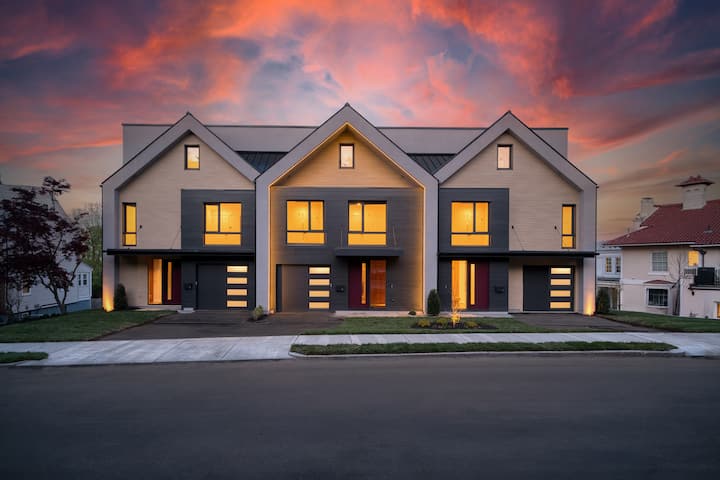 Luxury 3br+ Chestnut Hill Townhome|30+ Night Stays - Boston, MA