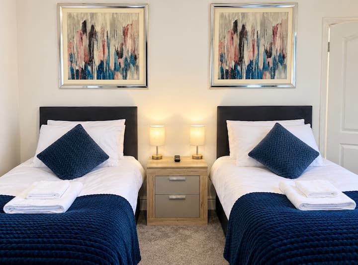 4 Bedroom Crewe House - Sleeps 7, Free Parking - Nantwich