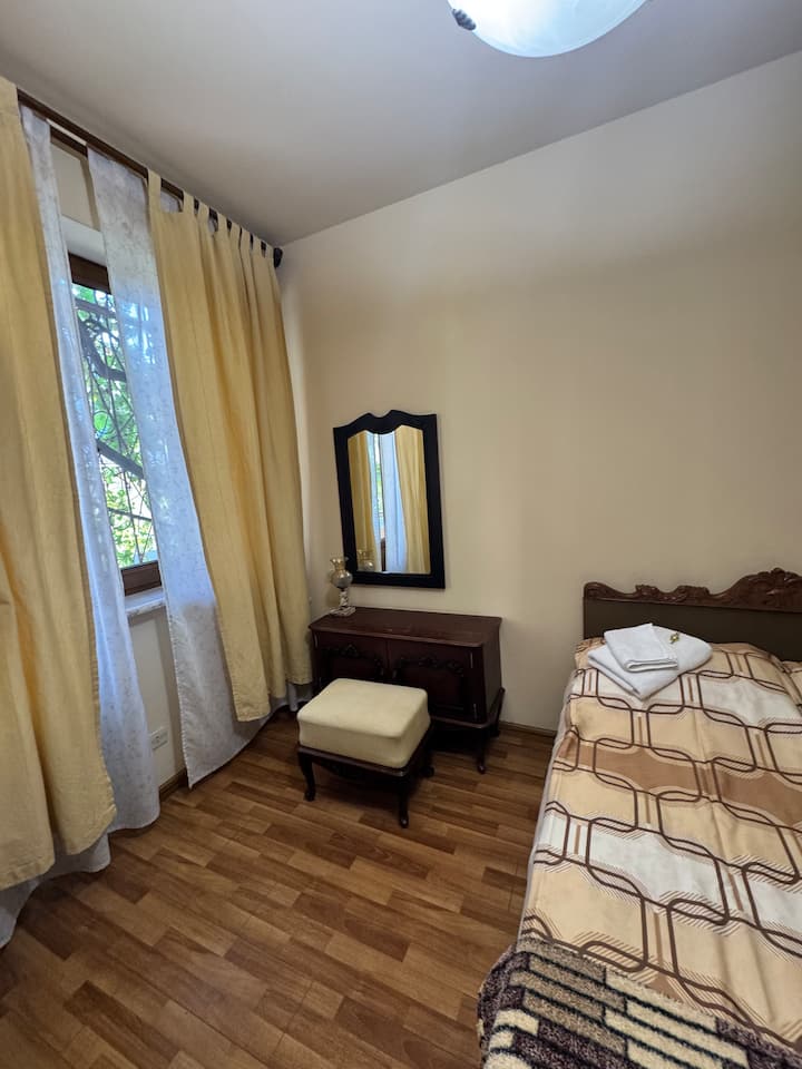 Cozy 2-bedroom Apt. W/balcony By Lovers' Park. - 耶烈萬