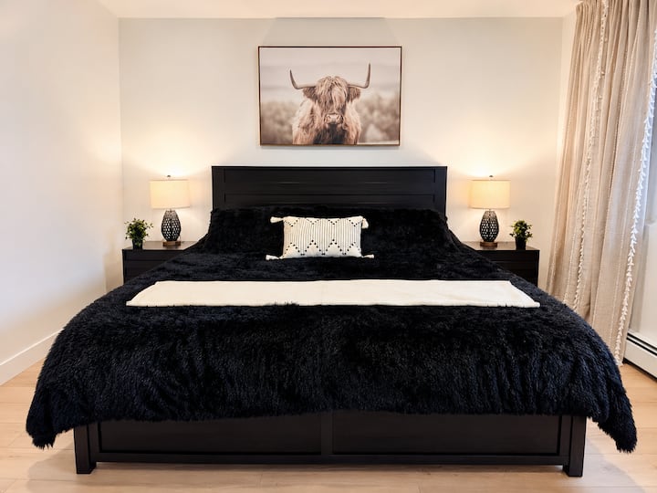 The Highlands Suite · 2 Kings · Golf · Sleeps 6 - Camrose