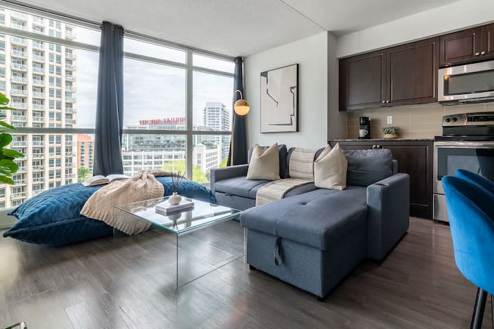 Spacious 3br Condo With Patio & Free Parking - Toronto