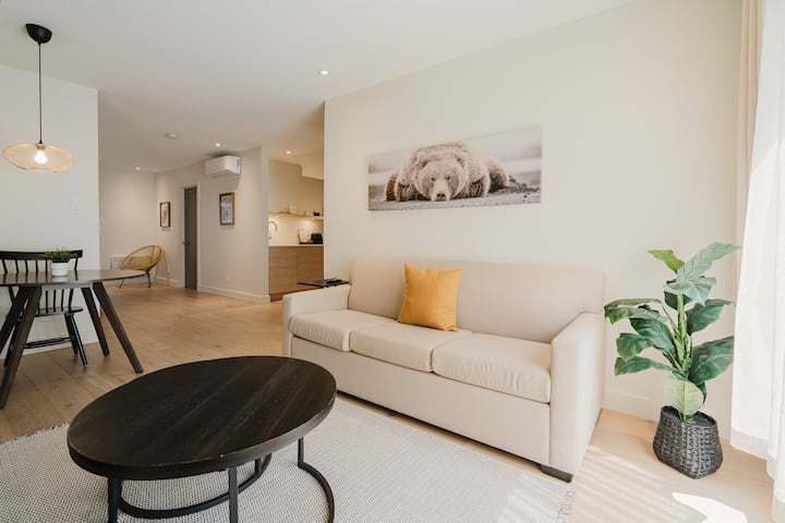 King Suite By The Village | Fireplace & Shuttle - Mont-Tremblant