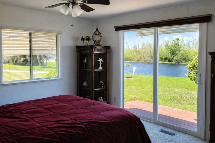 Lakefront Retreat Patio + Grill Pet Friendly - Leesburg, FL