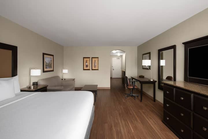 La Quinta Paso Robles | Exec King Tub | Off Us-101 - Paso Robles, CA