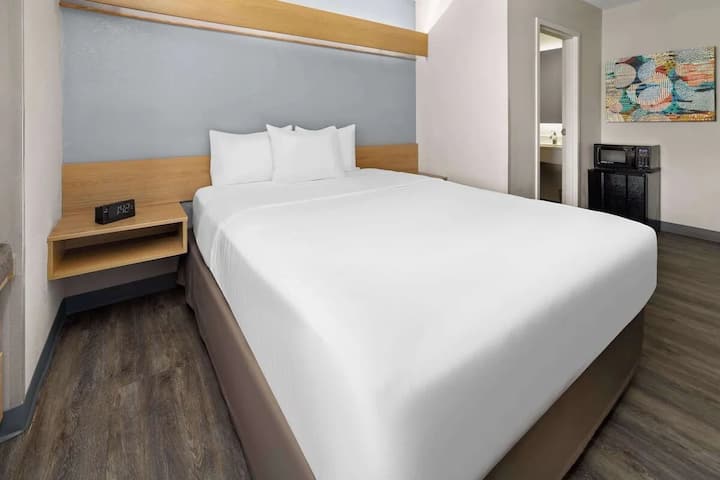 Queen | Microtel Rdu | Airport Convenience - Cary, NC