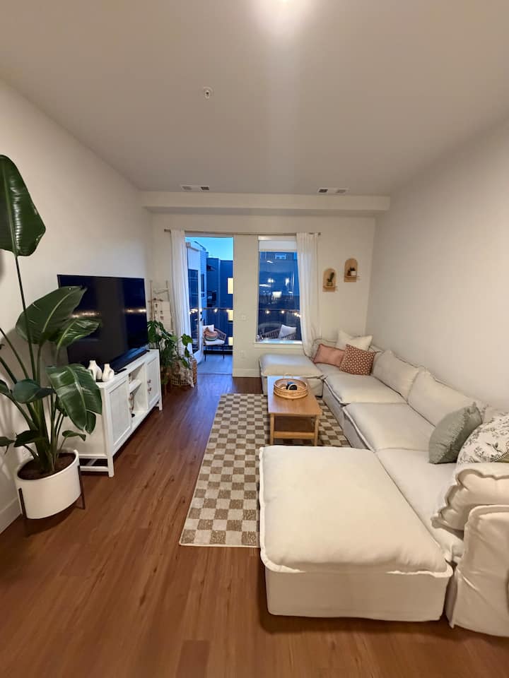 Apt W/ Pool, Gym, Patio, Parking, Walkable - Denver, CO