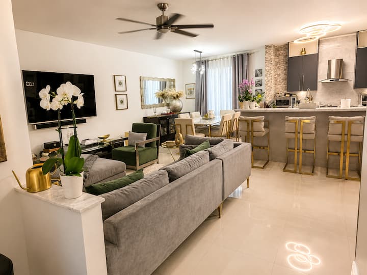Designer Townhome | Pool | Fast-wifi | Near Miami - Pembroke Pines, FL
