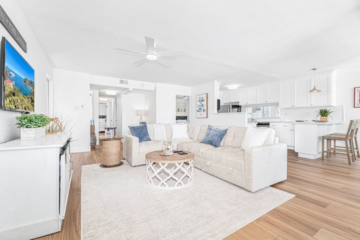 Upstairs Bayfront Home | Short Walk To Beach! - Newport Beach, CA