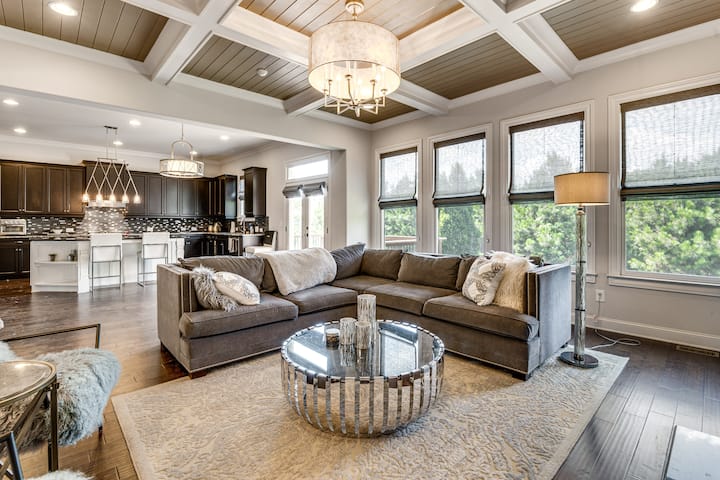 Executive 5br Stay In Duluth W/ Pool Access - Duluth, GA