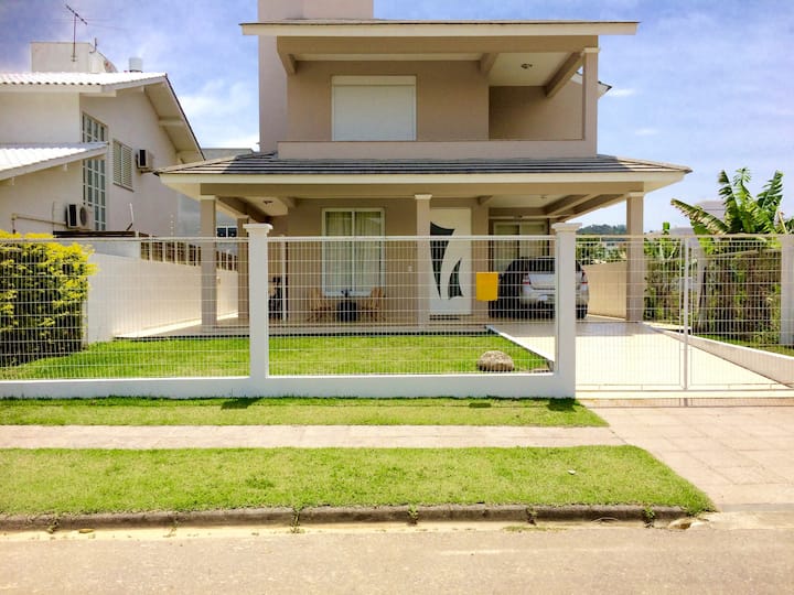 Casa Em Palmas C/ Piscina A 680m Da Praia - Governador Celso Ramos