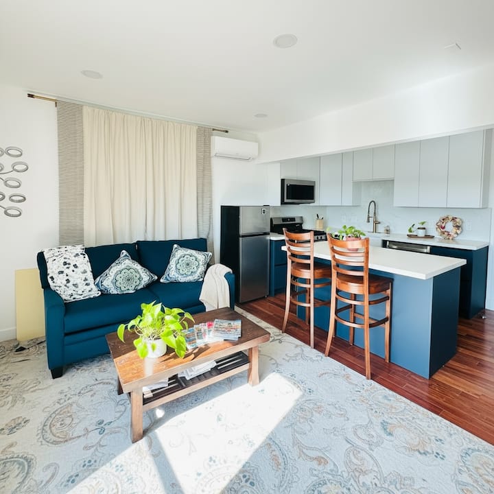 Luxury Multi-level Suite With Deck & Mountain View - Renton, WA