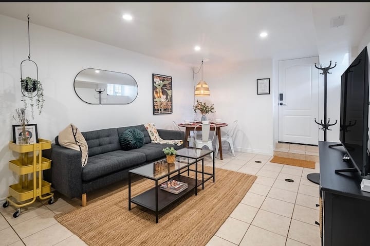 Cute 1 Bedroom Apt Steps To Transit, Cafes + Bars - 密西沙加