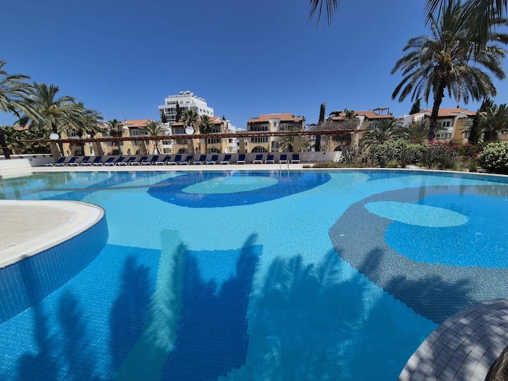 Havuzlu Sitede,casinolara Yürüme 3+1 Daire - Girne