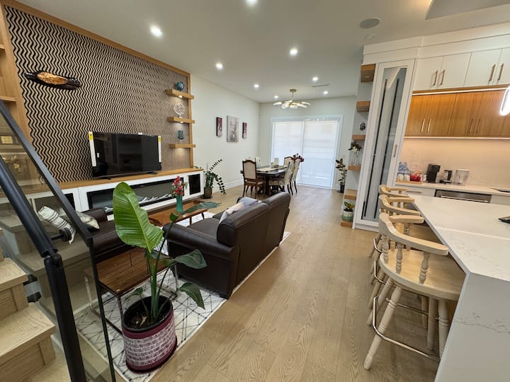 Luxe 4 Bd Home | Yen Oasis - Langley