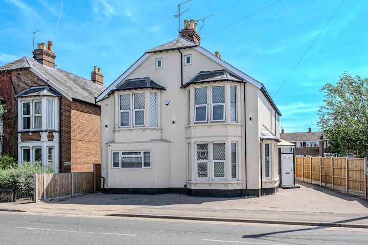 Charming House With Free Parking - Aylesbury