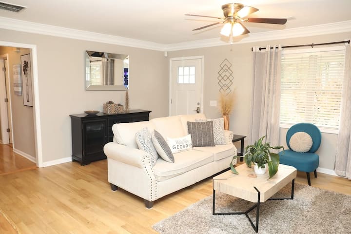 Marietta Home W/ King Bed, Pool Table & Yard - Marietta