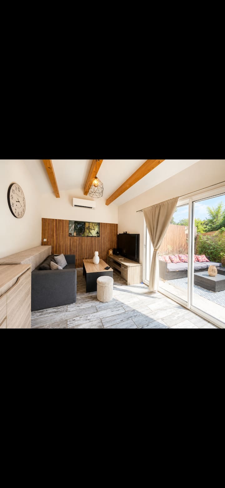 Maison De Charme Avec Jardin En Plein Centre - Arlés