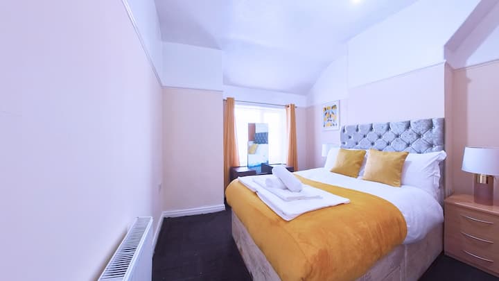 Newcastle Dream Home With 4 Bedrooms And Parking - Newcastle City Centre