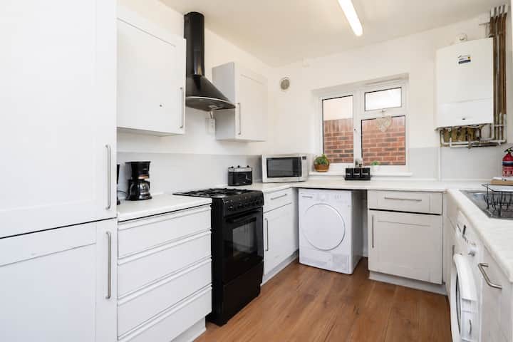 Large 5 Bed House | Parking | Sleeps 12 - Banbury