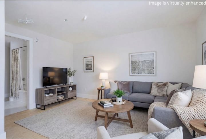 Brand New/beautiful Condo By The Sea - York