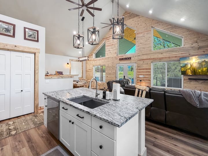 Spacious Retreat On 1 Acre W/ Hot Tub, Pool Table - Cascade, ID