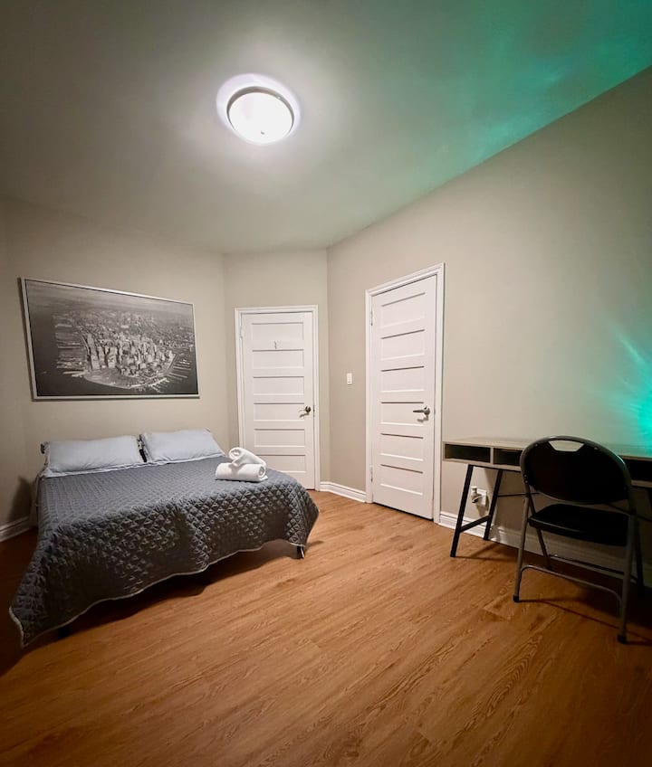 Minimalist Private Room| Downtown| By Subway Line - Toronto