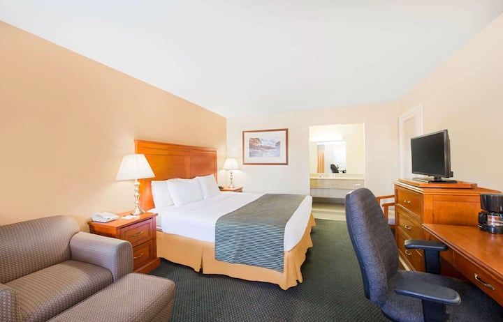 Ramada Flagstaff | King | Near Sedona - Flagstaff, AZ
