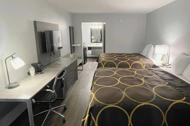 2 Queen | Super 8 Pigeon Forge | The Smokies Base - Pigeon Forge, TN