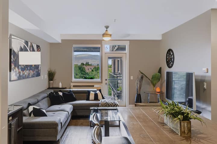 The Knox | Central Pet-friendly Kelowna 2br Condo - West Kelowna