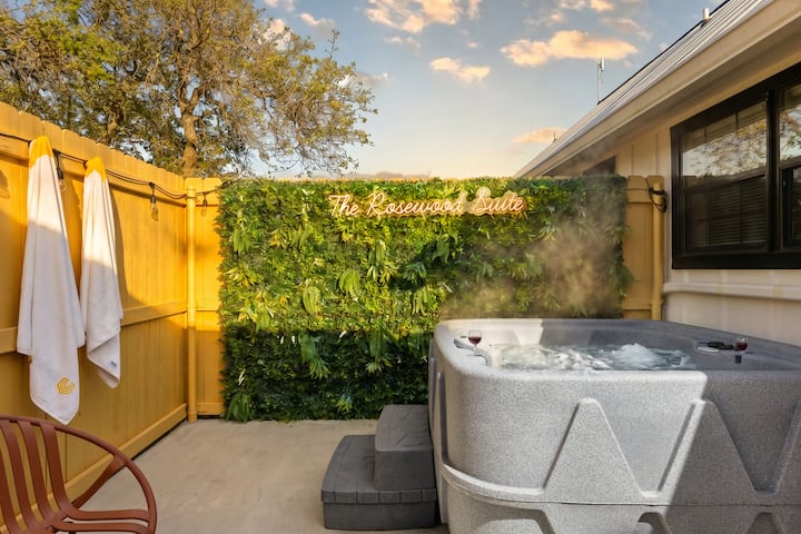 Cozy Hill Country Cottage · Private Hot Tub - Enchanted Rock State Natural Area, Fredericksburg