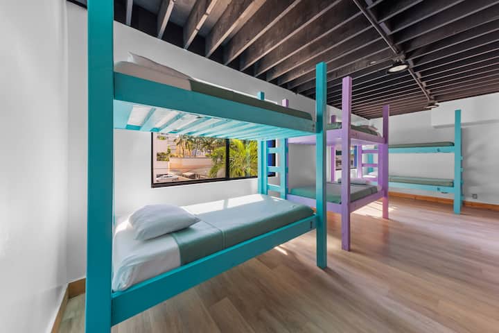 Waikiki Beach Hostel 6 Bunk Mixed Room - Honolulu, HI