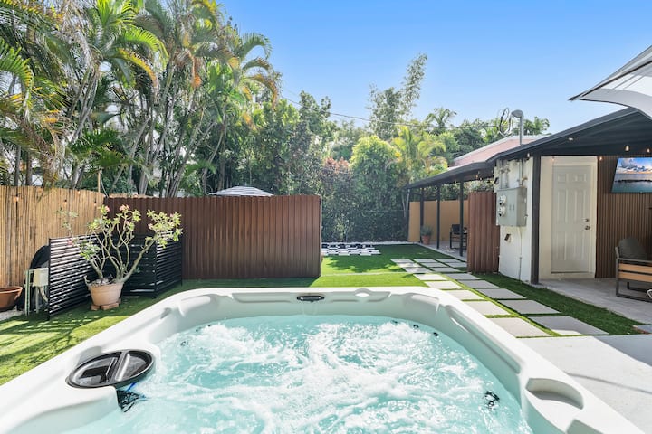 8 Bed | Sleep 16 | Steps To Calle 8 & Nightlife - Miami, FL