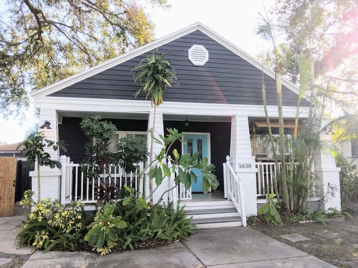 Cozy Tampa Treasure Tiny House - Tampa, FL