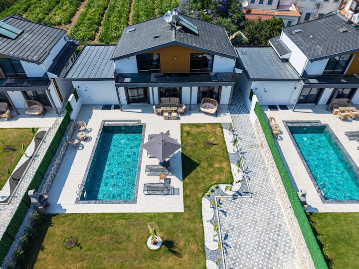 Denize 700 Metre Lüks öZel Havuzlu Villa -