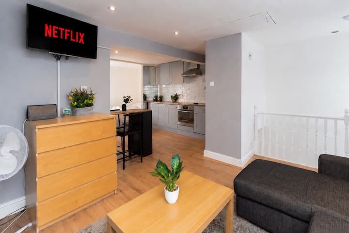 Modern City Apartment | Free Parking | Sleeps 4 - Banbury