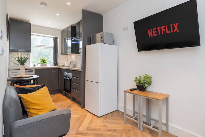 Village Home | Parking | Sleeps 4 - Banbury