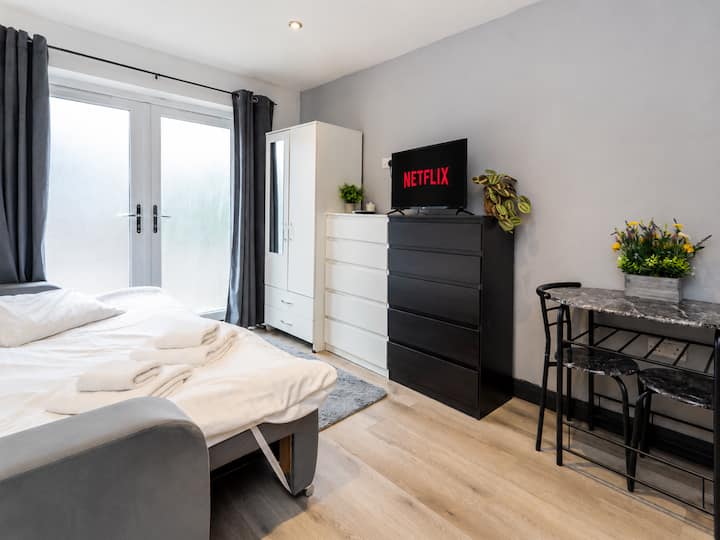 Modern Studio | City Centre | Sleeps 2 - Banbury