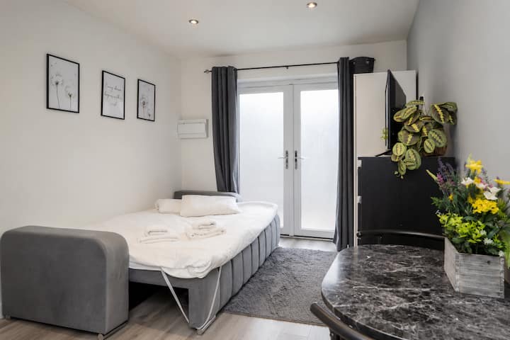Modern Studio | City Centre | Sleeps 2 - Banbury