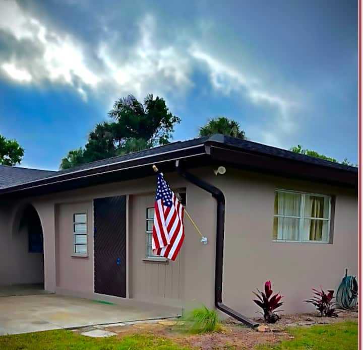 5 Bedroom Pool Home Near The Beach. - Fort Myers, FL