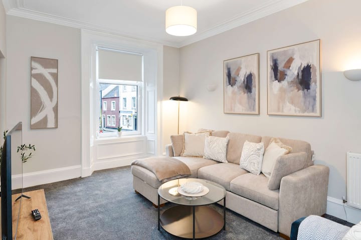 Spacious 3br Hawick Apartment, Sleeps 6, Parking - Hawick
