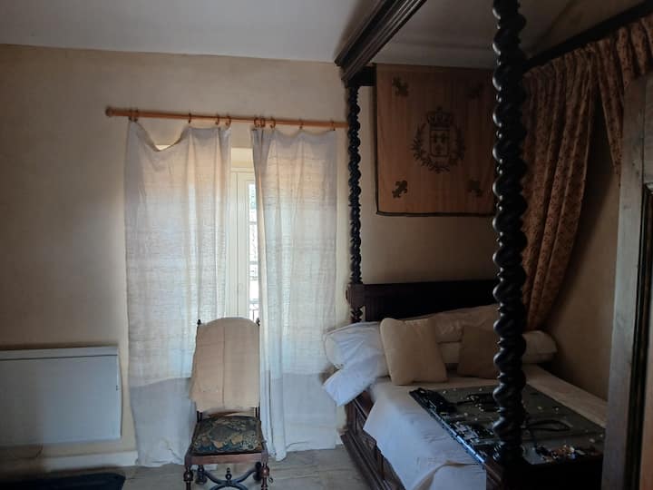 Chambre Dhôte D'époque Au Chateau Des Prieurs. - Vallon-Pont-d'Arc