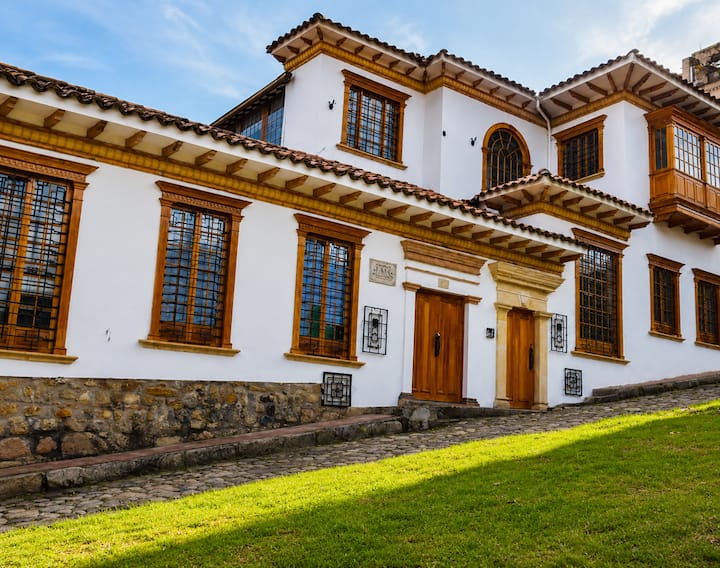 Casa De La Calle Yerma En La Candelaria Colonial - Bogota