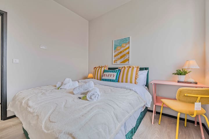 Bright Barry Island Apt | Coastal Views & Beach - Barry
