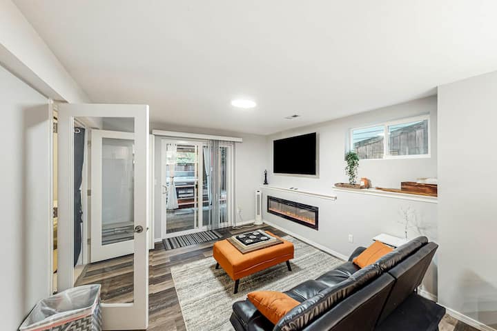 Modern 1br With Fireplace & Inviting Patio - Woodinville, WA