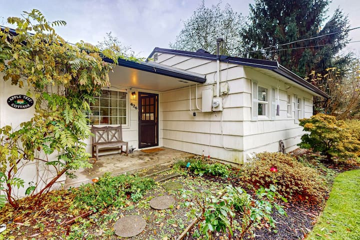2 Br Cottage With Spacious Decks And Scenic Views - Bainbridge Island, WA