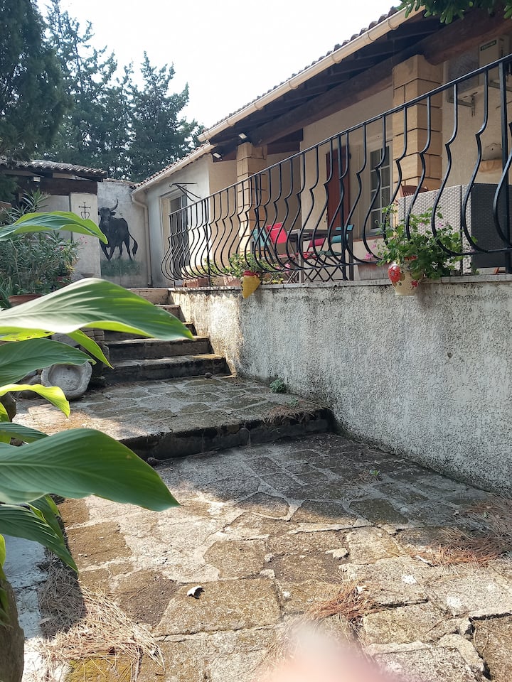 Grande Villa Individuelle En Campagne. - Mouriès