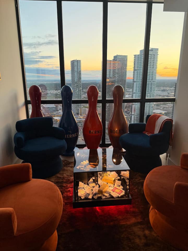 Sky-high Luxury 2 Storey Penthouse | Free Parking - Ontario
