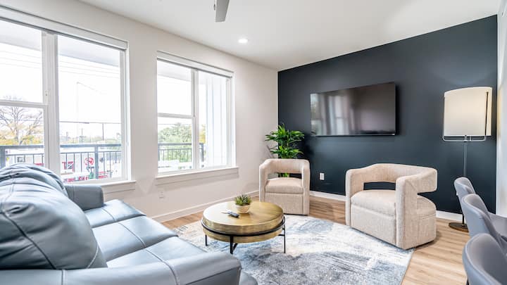 Luxury King With Private Balcony Steps To At&t 2 - Arlington, TX