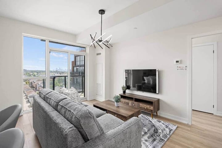 Stylish 4br Escape | City Views & Balcony - Toronto