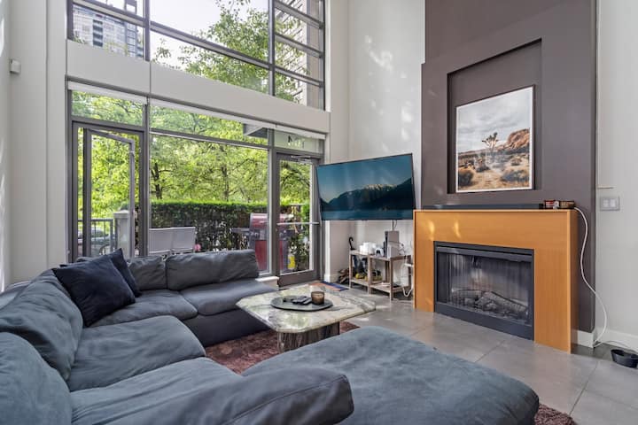 Sunlit Yaletown Loft With Den And Private Patio - Vancouver